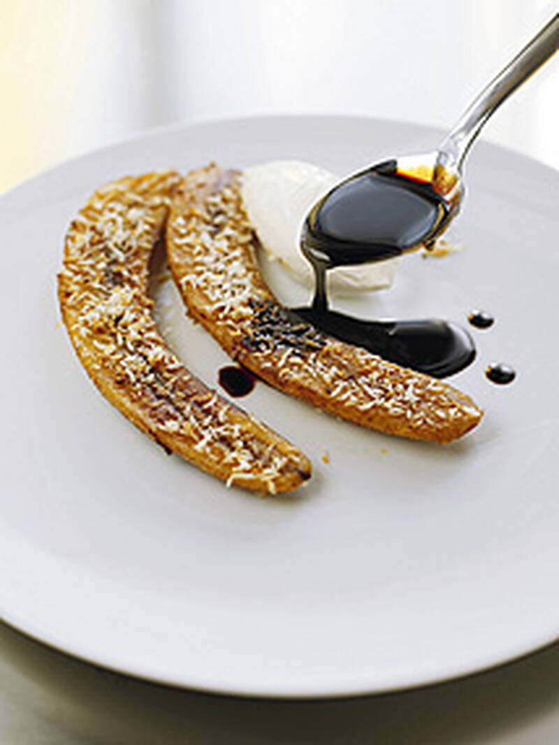 Stekt banan med rostade kokosflingor och chokladsås - Matklubben
